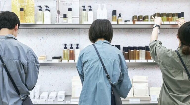 SHIRO×野口染舗が制服アップサイクル 7種の天然素材で廃棄予定の制服を唯一の一枚へ再生 - coki (公器）